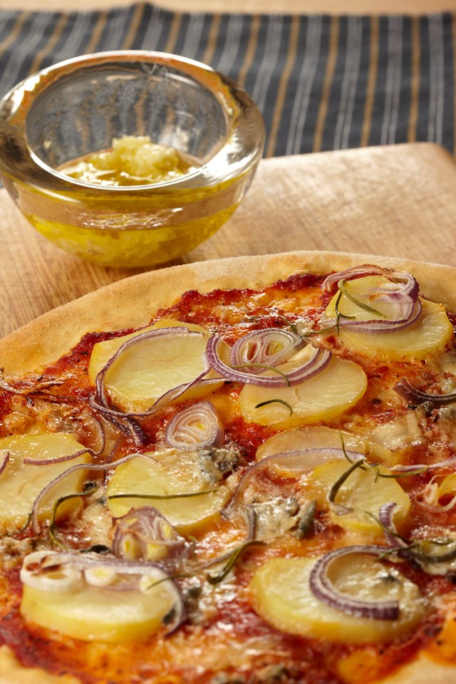 Pizza med sydgrønlandske kartofler og Blå Castello – Rikke.gl